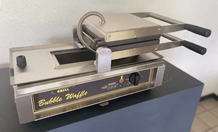 What is a flip waffle maker?